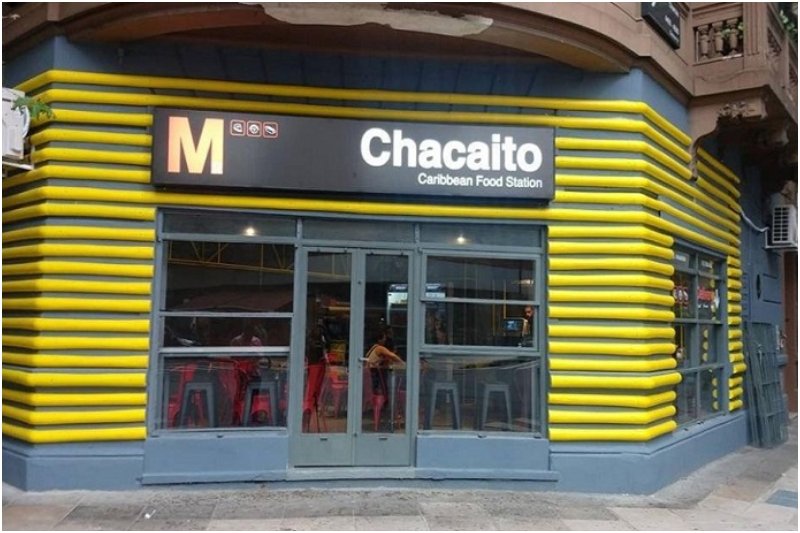 ¡GRAN IDEA! El bar con la fachada de la estación del Metro de Chacaíto ...